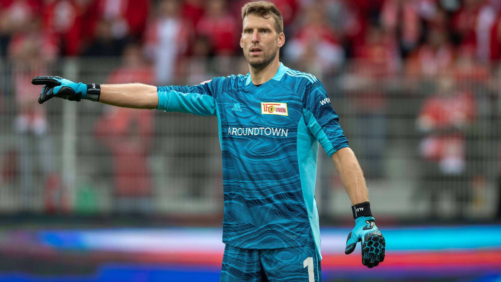 Union keeper Luthe enjoys the compliments of the fans - Sports of the Day